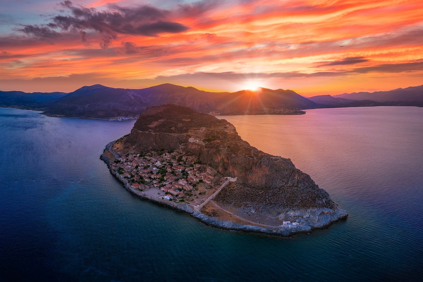 Monemvasia je jedan od najneobičnijih i najslikovitijih gradića u Grčkoj