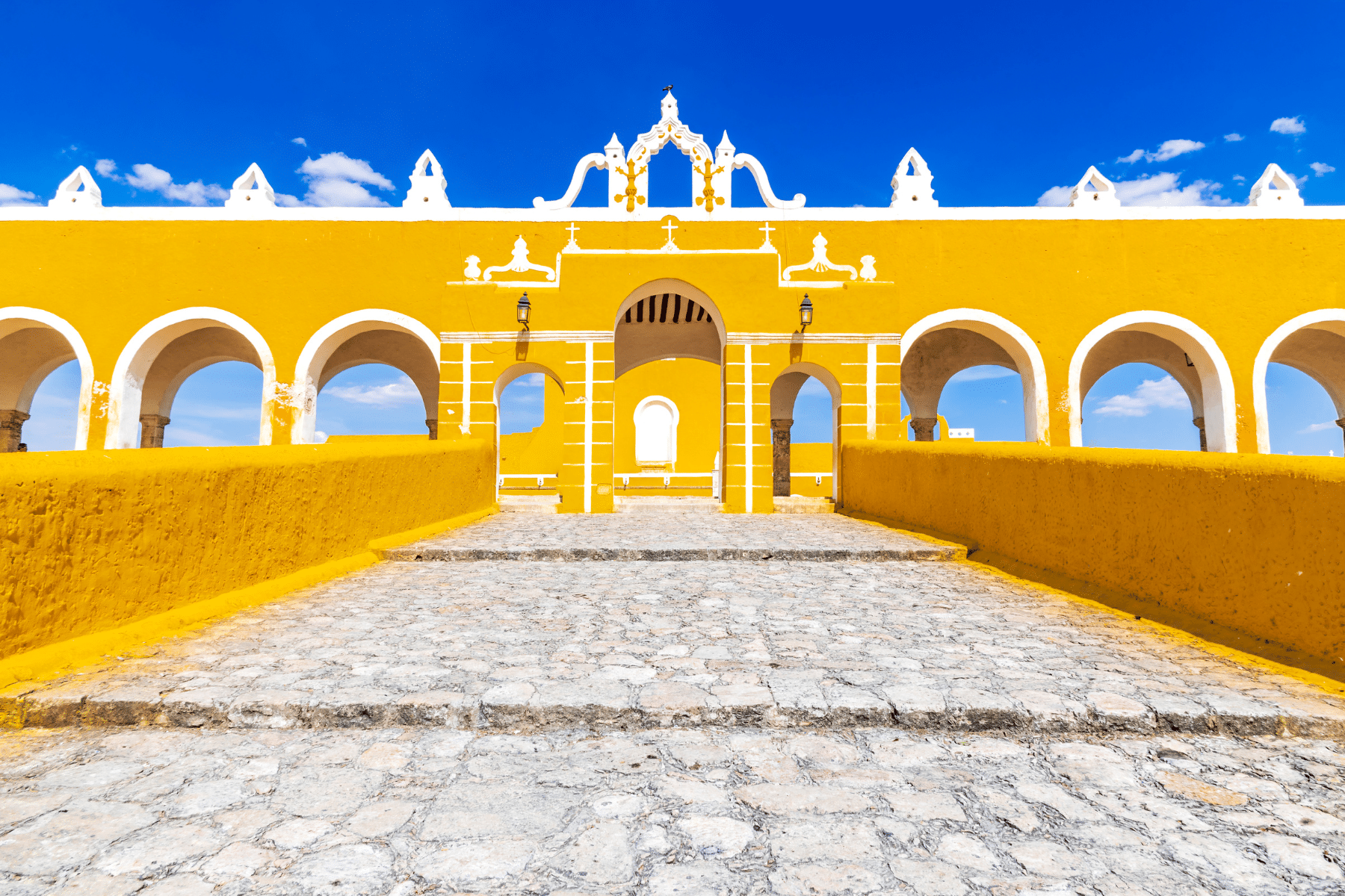 Grad Izamal u Meksiku u kojem su sve kuće obojene u žutu boju