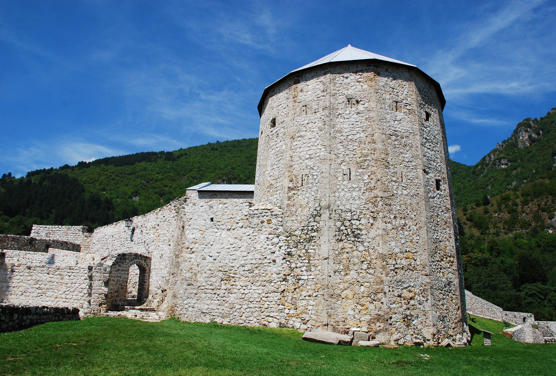 Travnička tvrđava – simbol povijesti u srcu Bosne i Hercegovine