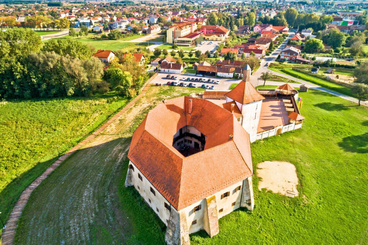 Jednu od najvažnijih nizinskih utvrda u Hrvatskoj okružuje pustinja ...