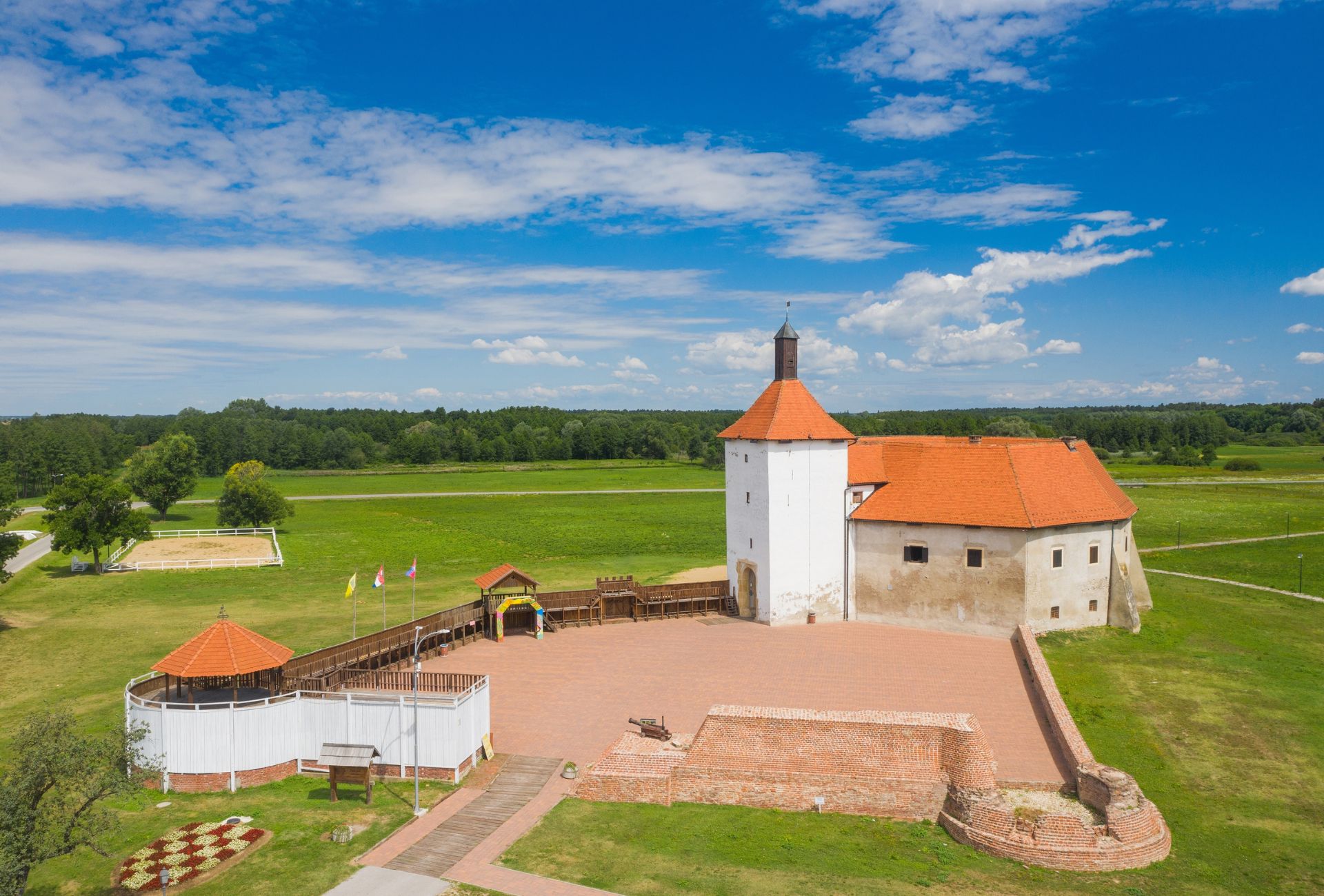 Jednu od najvažnijih nizinskih utvrda u Hrvatskoj okružuje pustinja ...